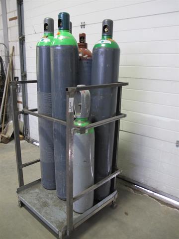 6 gasflessen in een transport bok - Memax, Online veiling van metaal ...
