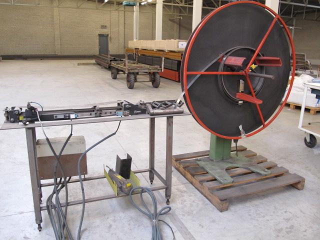Bandmateriaal haspel machine met doorvoer/transportmachine - Memax ...