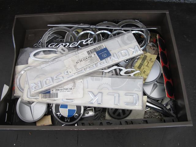 diverse auto emblemen - Memax, Online veiling van metaal, machines en ...