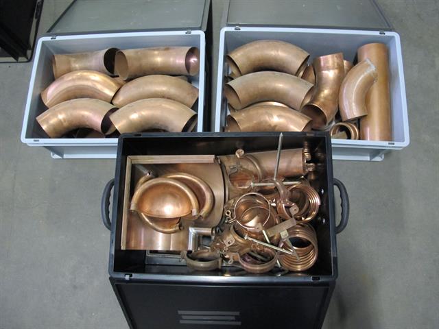 diverse bochten en bevestiging materiaal voor regenpijpen van koper ...