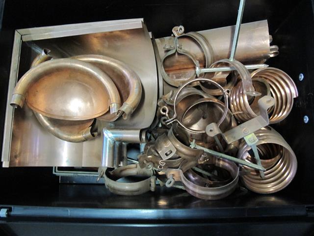 diverse bochten en bevestiging materiaal voor regenpijpen van koper ...