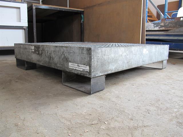 lekbak van metaal met rooster - Memax, Online veiling van metaal ...