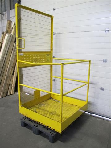 manbak voor een heftruck - Memax, Online veiling van metaal, machines ...